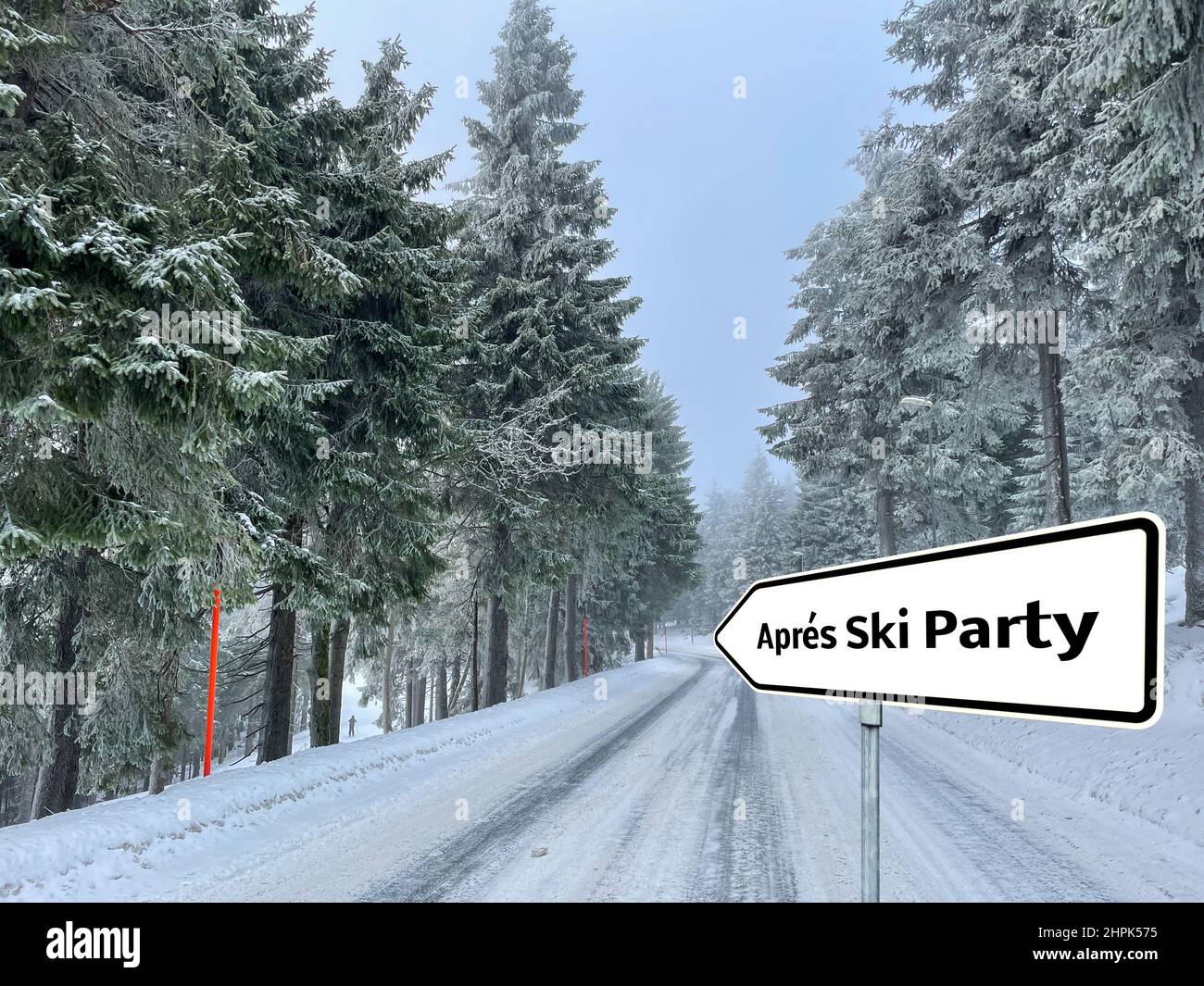 Information sign Après Ski Party with winter landscape Stock Photo - Alamy