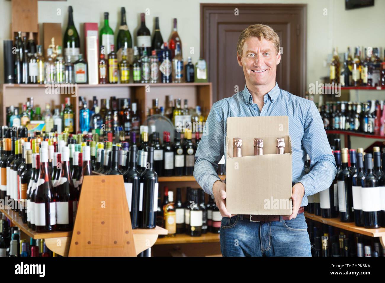 Customer holding carton box with wine bottles Stock Photo - Alamy
