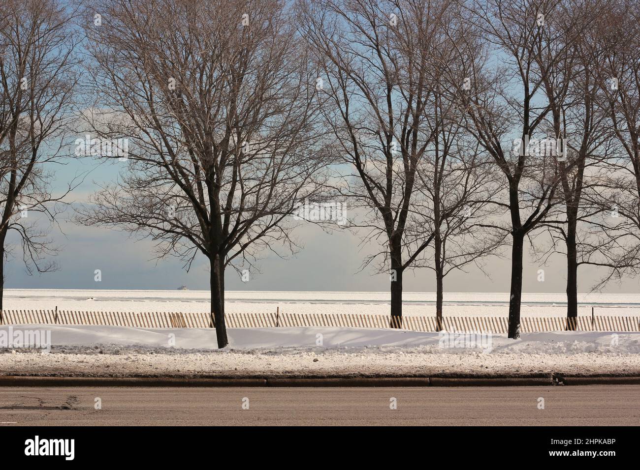 Winter scene along Lake Shore Drive on a cold winter day Stock Photo ...