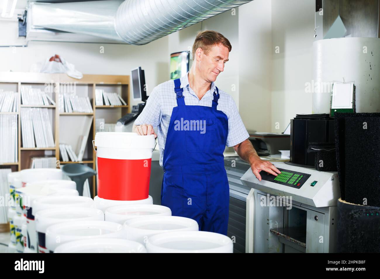 Picking paint hi-res stock photography and images - Alamy