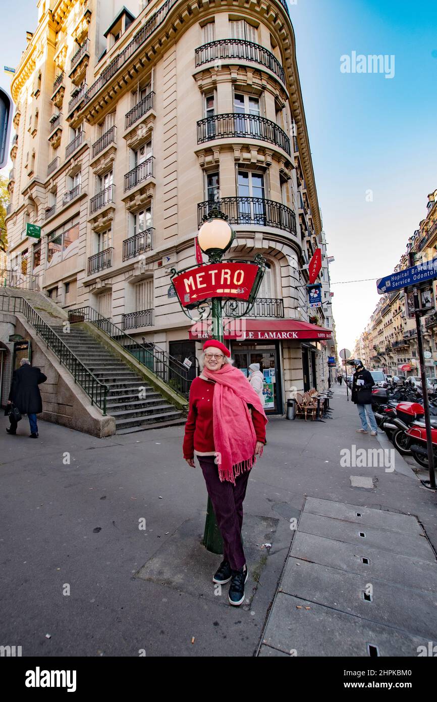 French lady in front of the metro station, Paris Stock Photo - Alamy