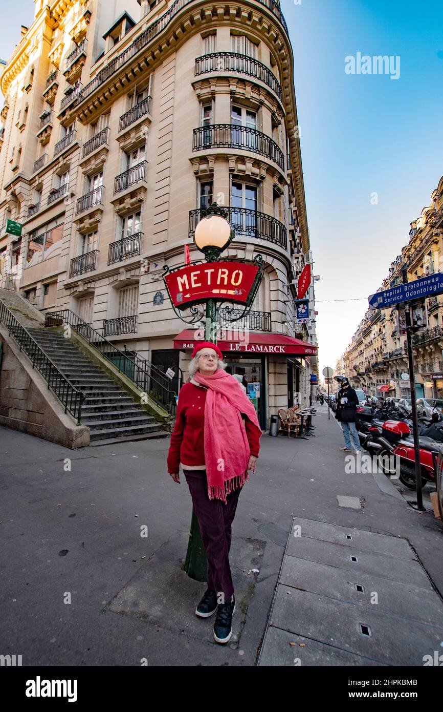 French lady in front of the metro station, Paris Stock Photo - Alamy