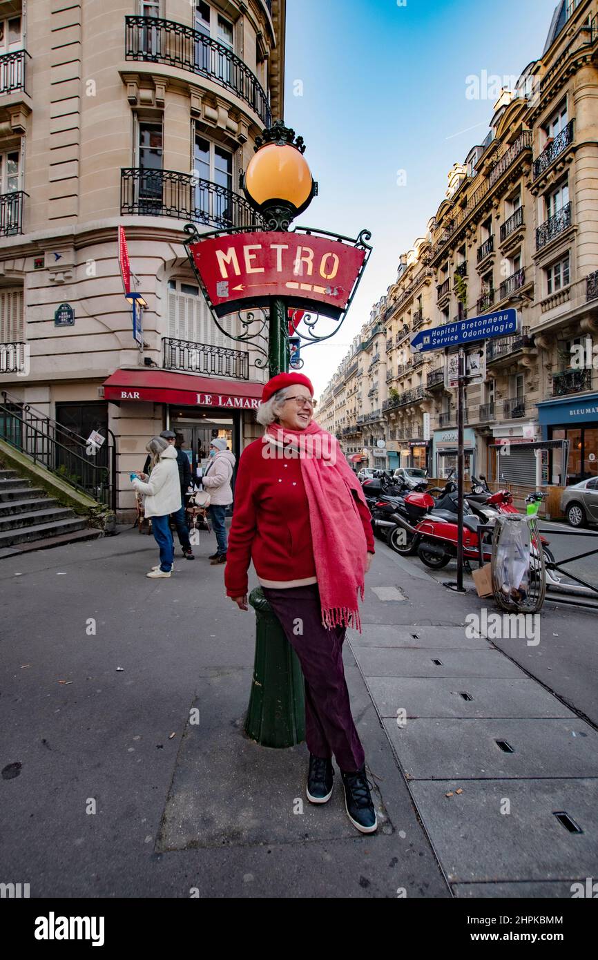 French lady in front of the metro station, Paris Stock Photo - Alamy