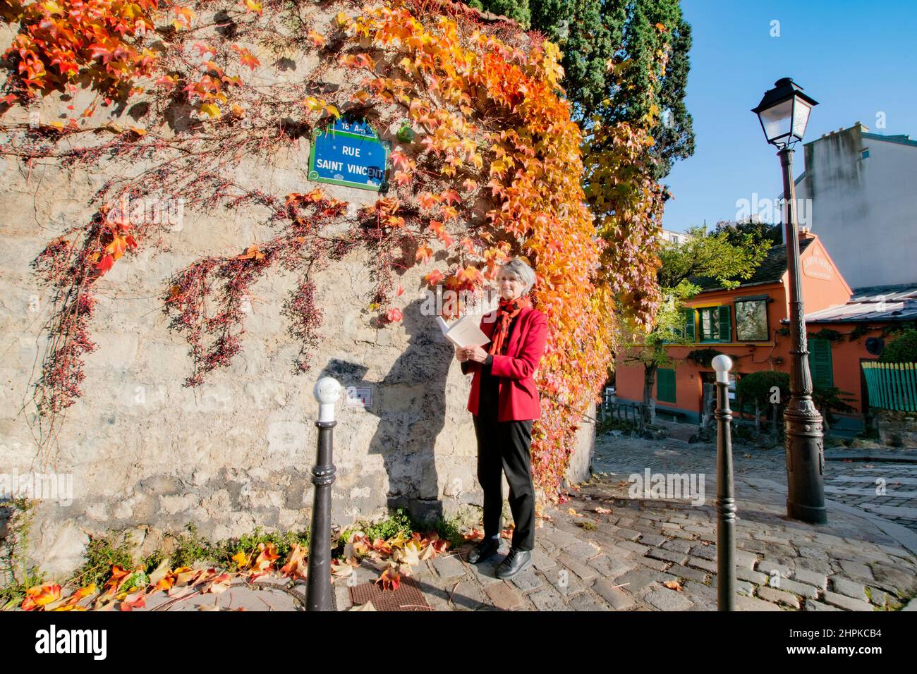 French lady reading in Montmartre, Paris Stock Photo - Alamy
