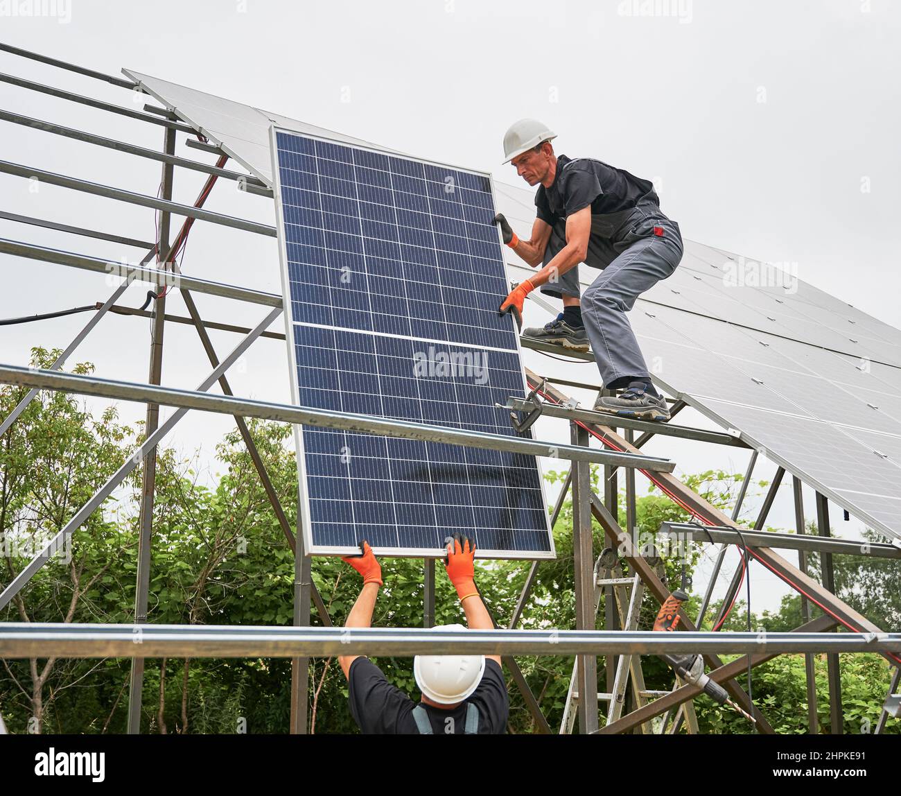 Solar panel installation hi-res stock photography and images - Alamy