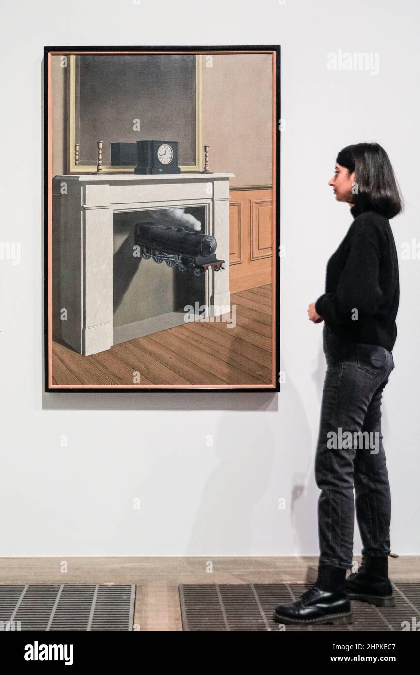London, UK. 22nd Feb, 2022. Tate model with Rene Magritte, La duree ...