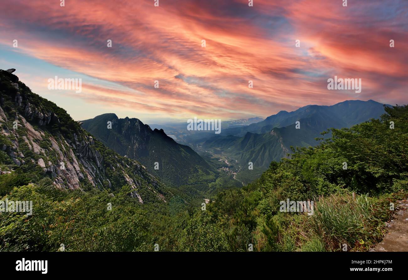 Jiangxi lushan mountain scenery Stock Photo - Alamy