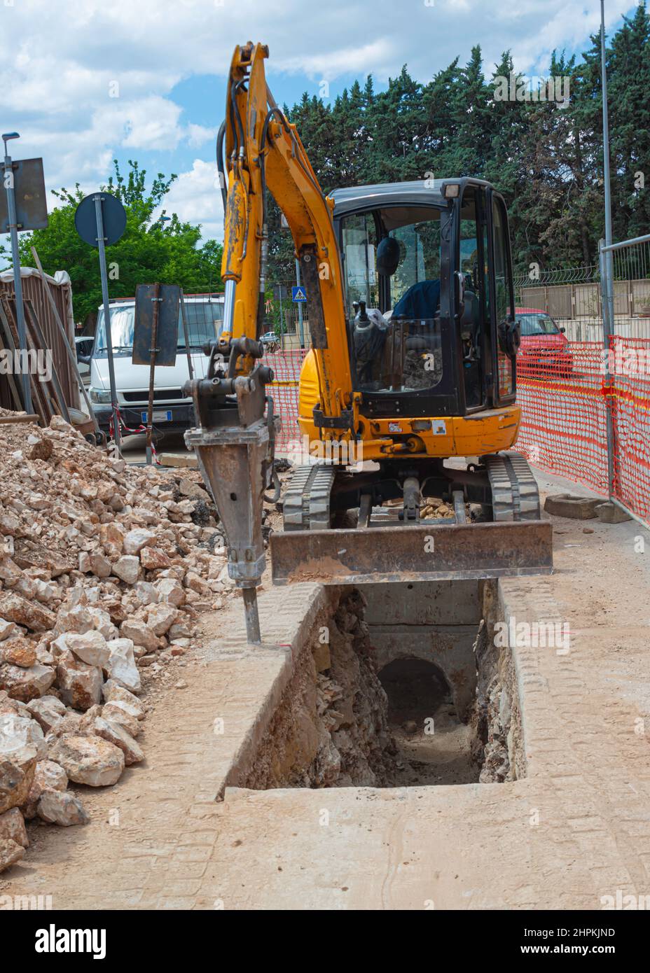 Drilling machine breaking concrete hi-res stock photography and images ...