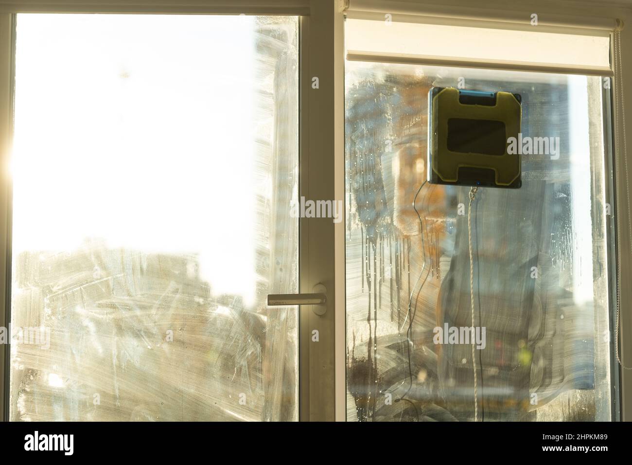 Robot cleaning skyscraper hi-res stock photography and images - Alamy