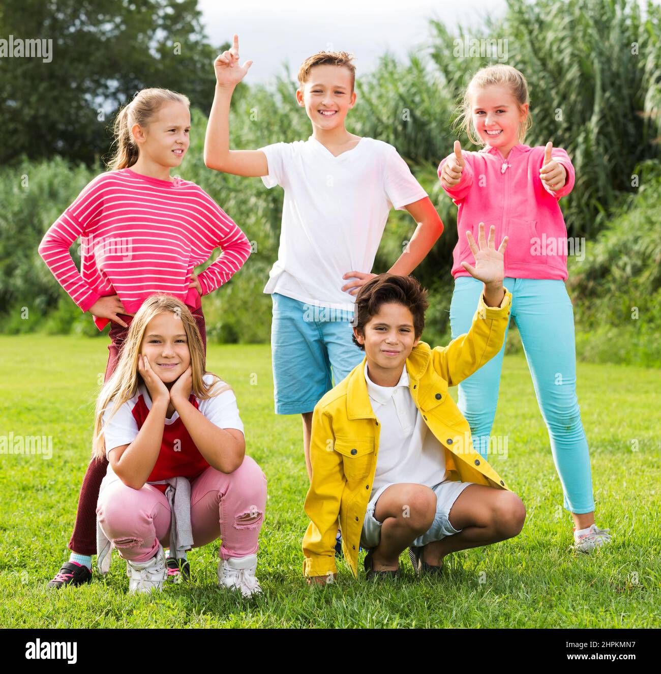 Five children posing hi-res stock photography and images - Alamy