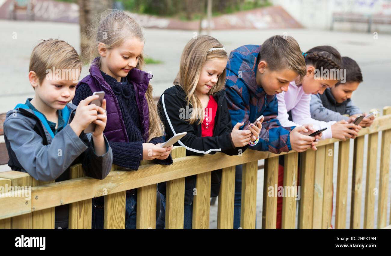 children with mobile devices Stock Photo - Alamy