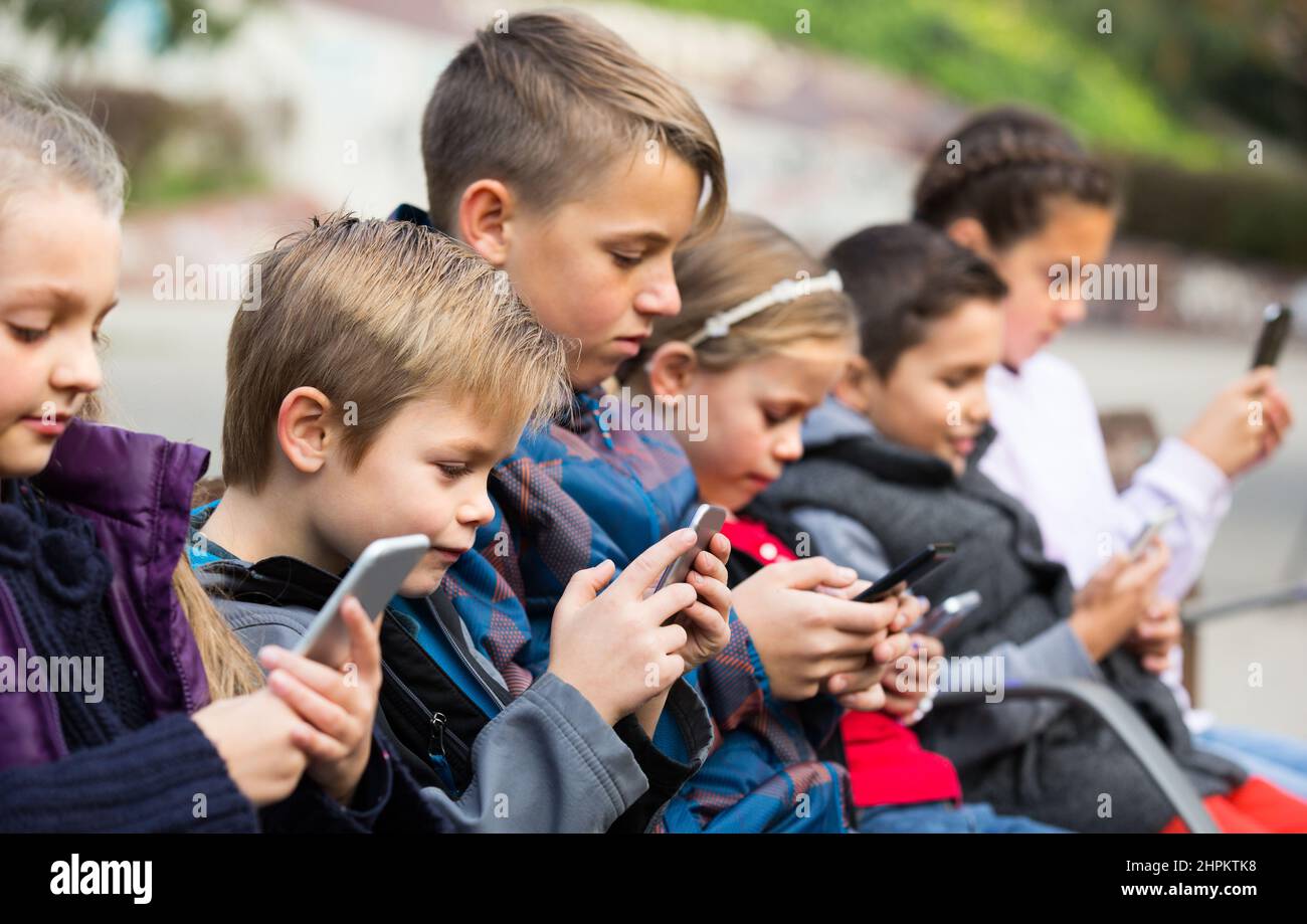 children with mobile devices Stock Photo - Alamy