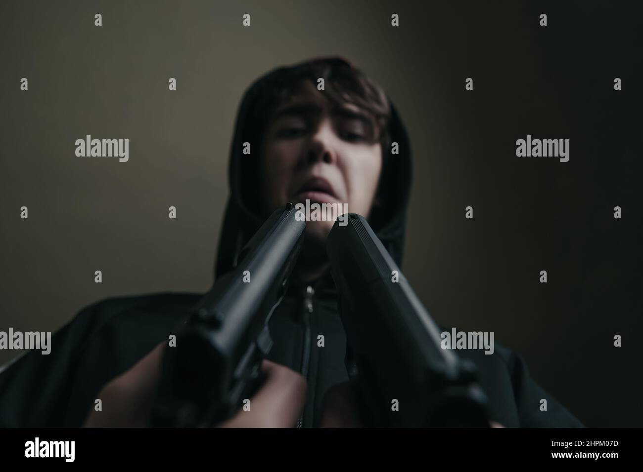 Guns pointed hi-res stock photography and images - Alamy