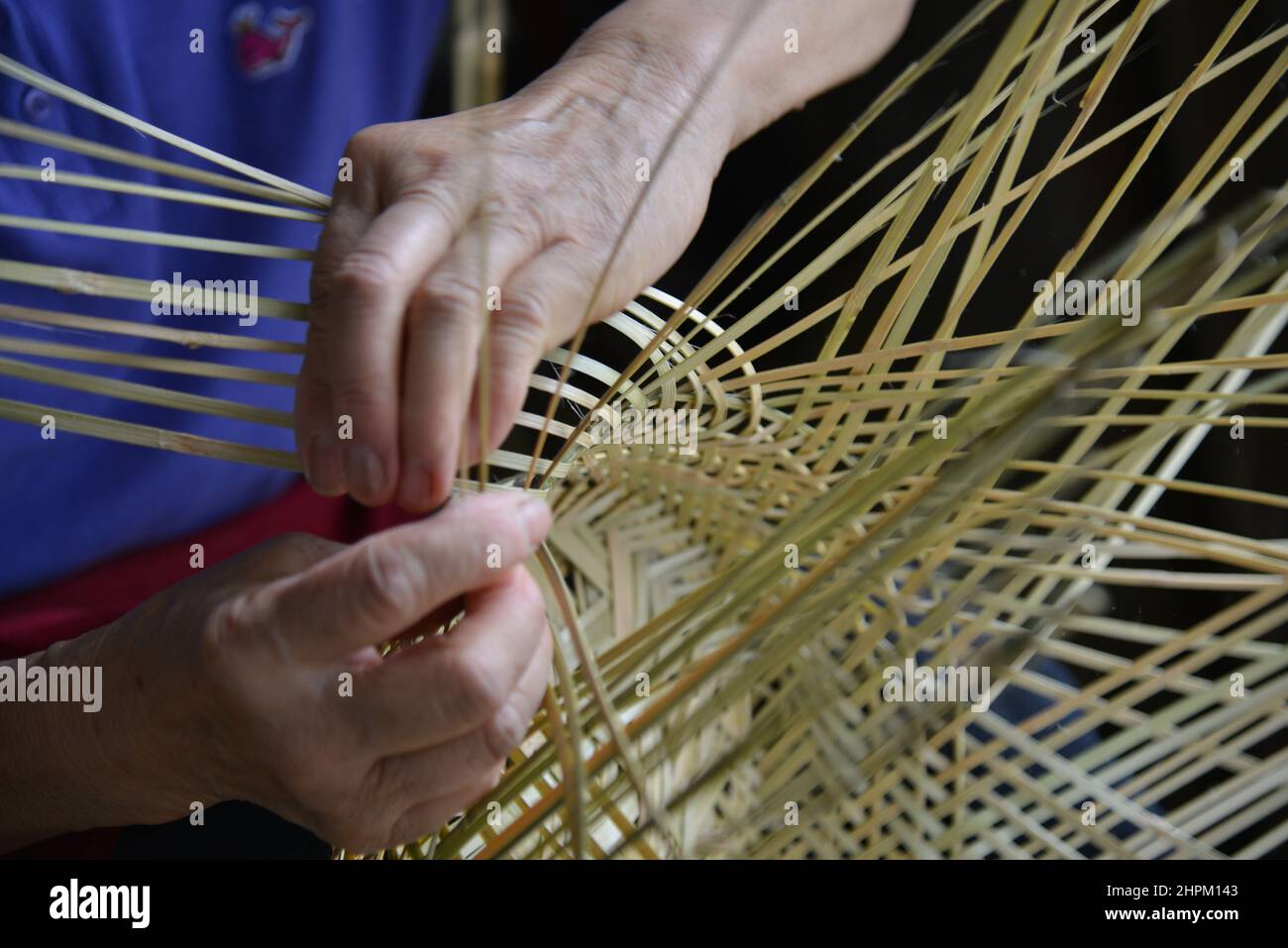 Bamboo basket weaving Stock Photo - Alamy
