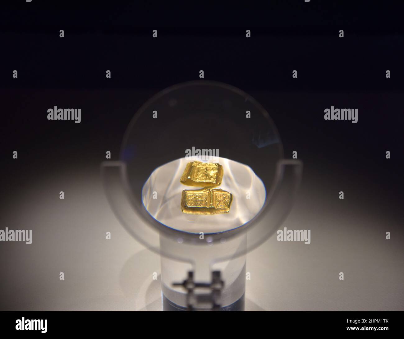 Table hence hi-res stock photography and images - Alamy