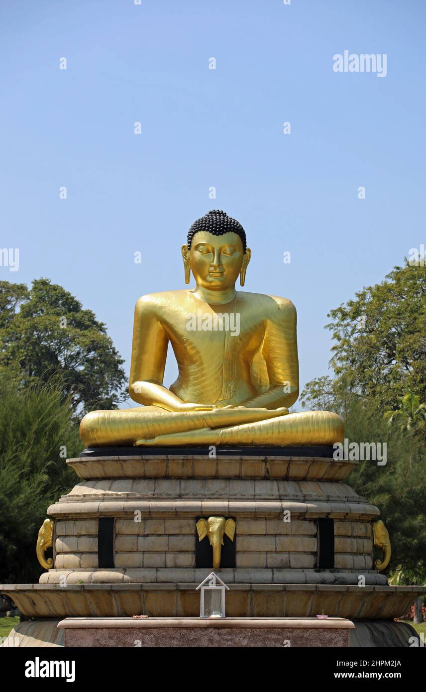Statue of golden buddha hi-res stock photography and images - Alamy