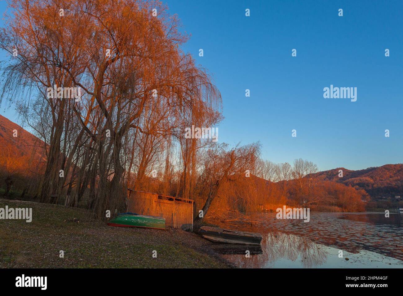 Romantic lake setting hi-res stock photography and images - Alamy