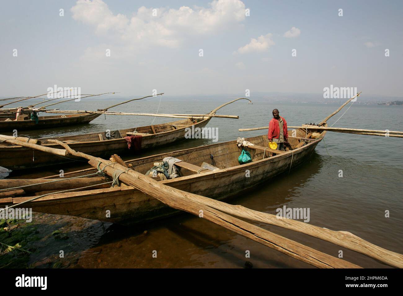 Everyday life at Lake Kivu near Bukavu. The picture is deceptive ...