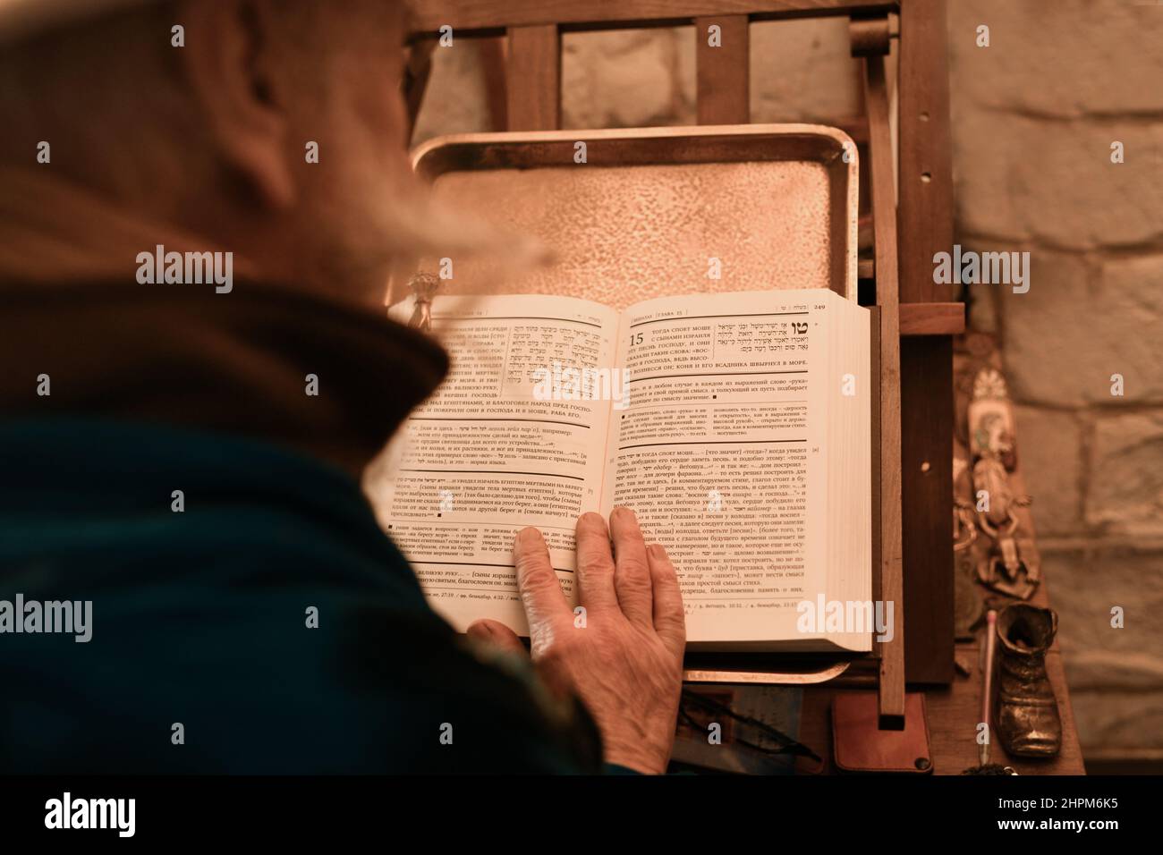 Jewish rabbi reads torah hi-res stock photography and images - Alamy