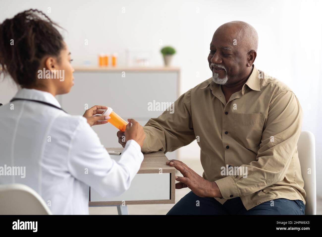 Black doctor hi-res stock photography and images - Alamy