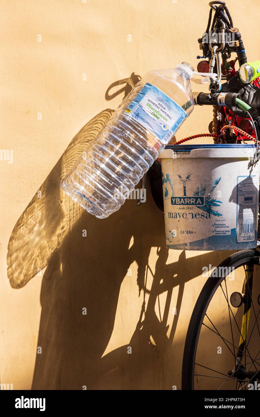 Plastic containers attached hi-res stock photography and images - Alamy