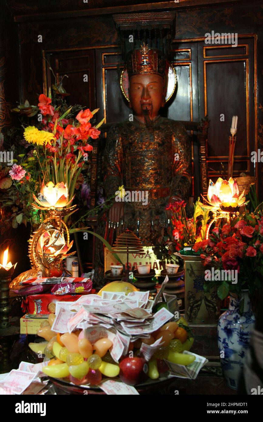 temple (le dai hanh) in ninh binh (vietnam Stock Photo - Alamy