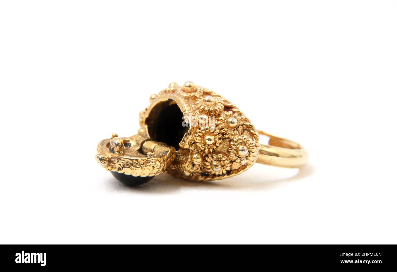 Costume jewellery hi-res stock photography and images - Alamy