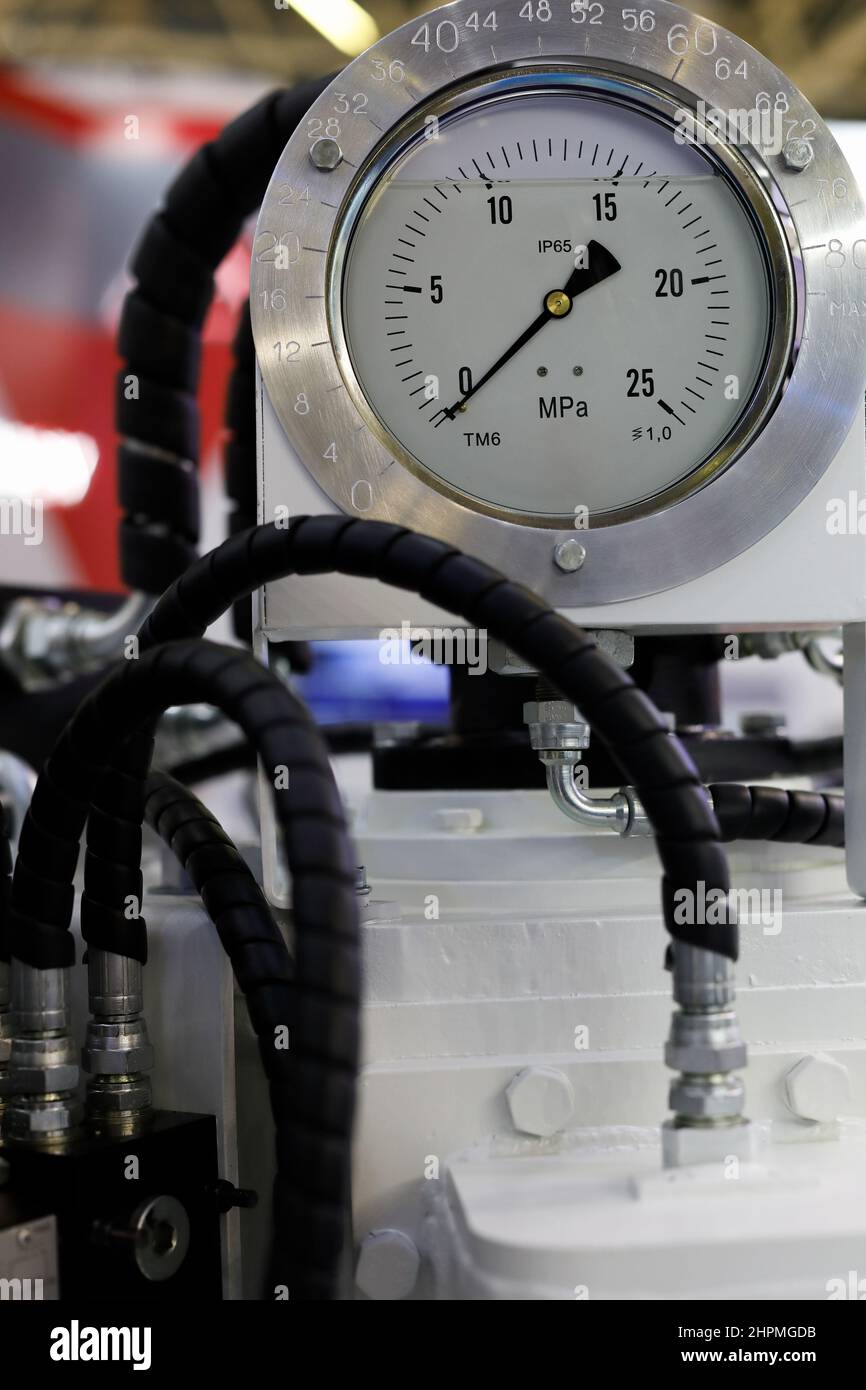 Industrial equipment with flanged liquid filled hydraulic pressure ...