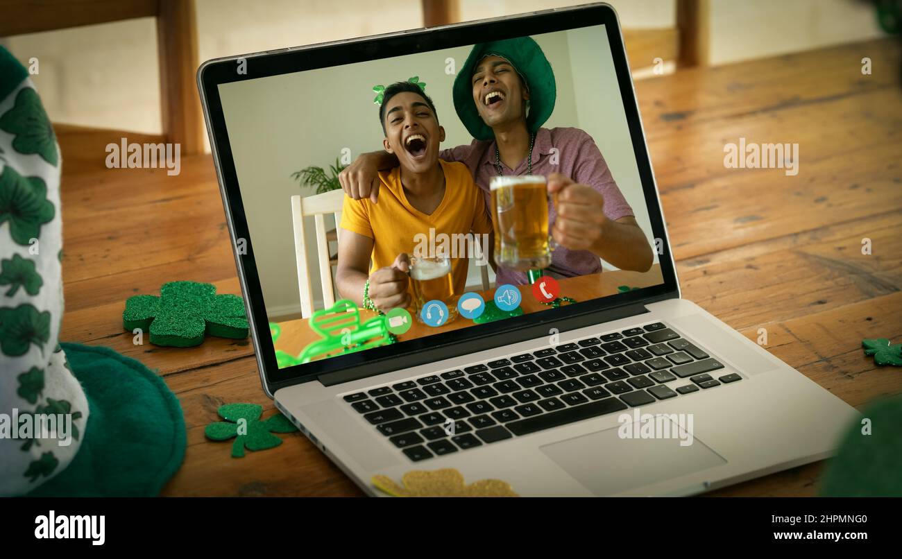 Men laughing computer hi-res stock photography and images - Alamy
