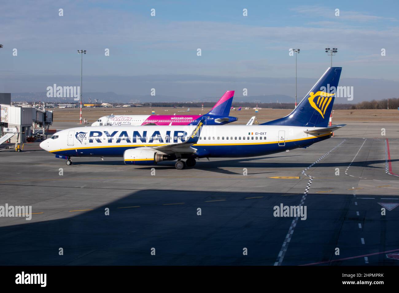 Boeing 737 ryanair airbus a320 hi-res stock photography and images - Alamy