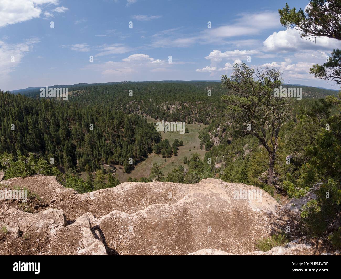 High cliff ledge hi-res stock photography and images - Alamy
