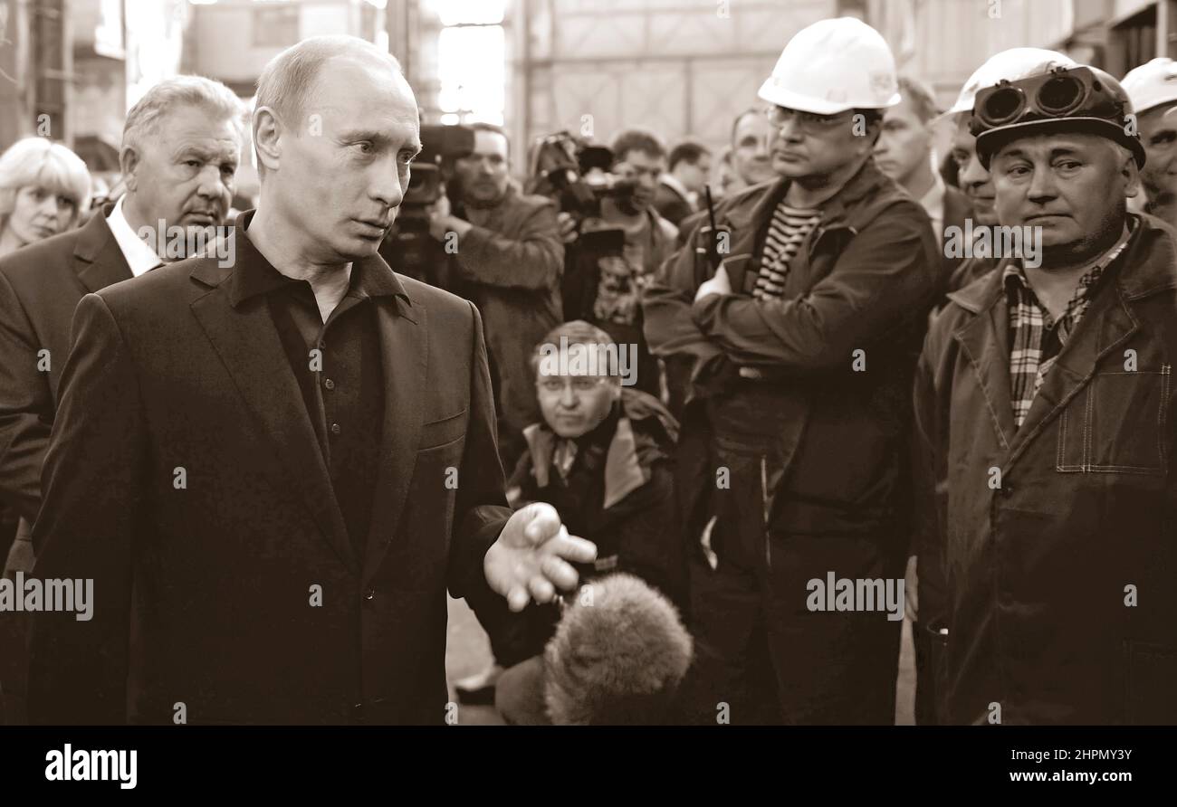 Vladimir Putin visits the OAO Amur Shipbuilding Plant Stock Photo - Alamy