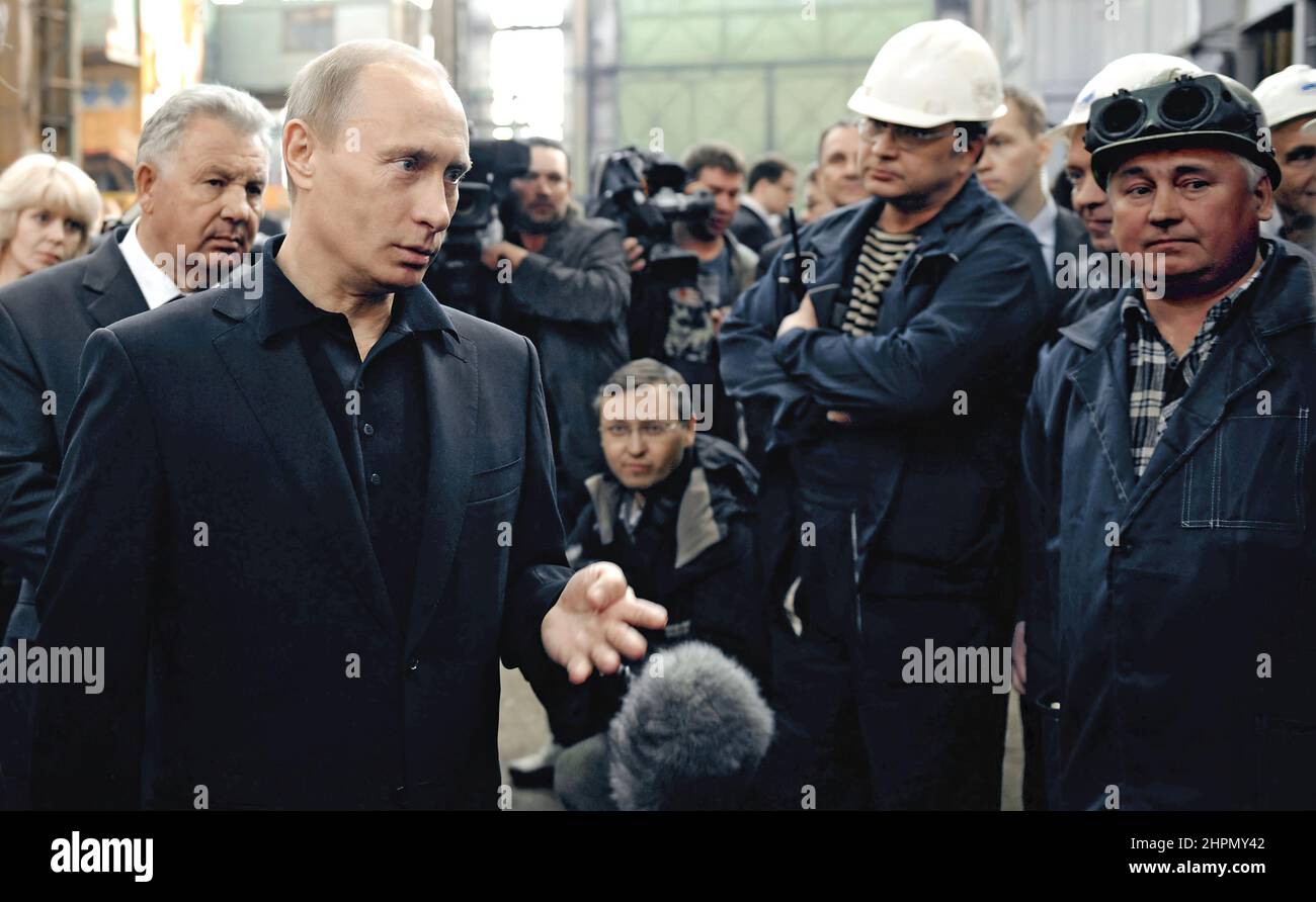 Vladimir Putin visits the OAO Amur Shipbuilding Plant Stock Photo - Alamy