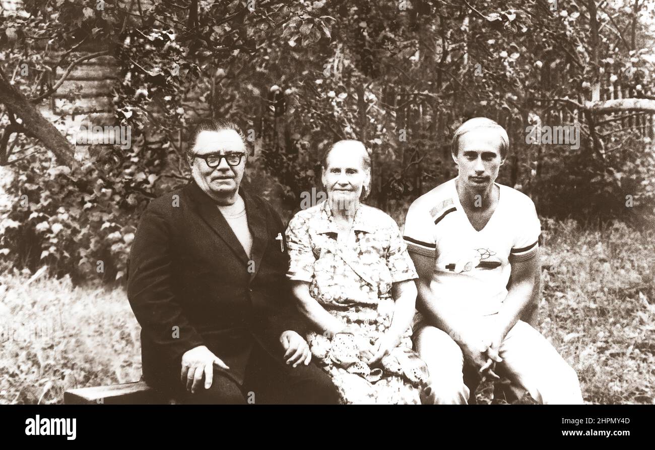 Russian President Vladimir Putin with parents in 1985 Stock Photo - Alamy