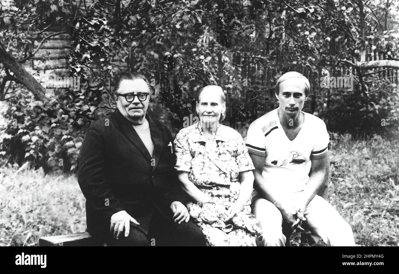 Russian President Vladimir Putin with parents in 1985 Stock Photo - Alamy