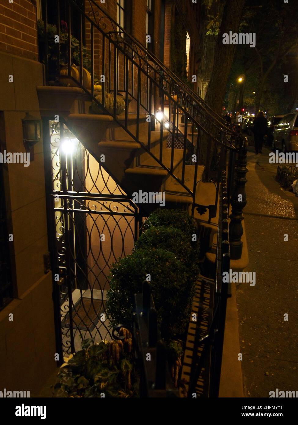 Night time entrance hi-res stock photography and images - Alamy