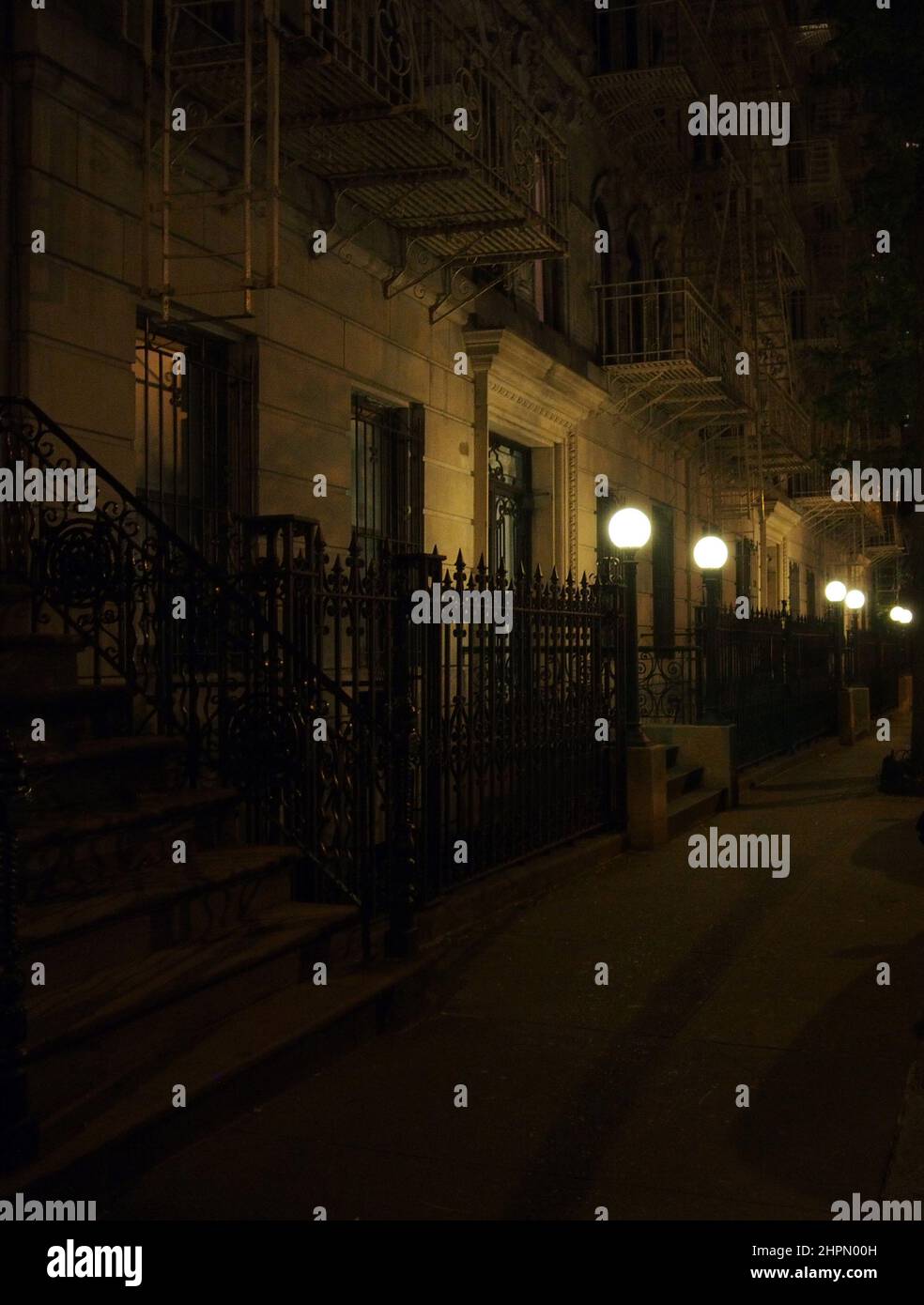 Manhattan apartment buildings hi-res stock photography and images - Alamy