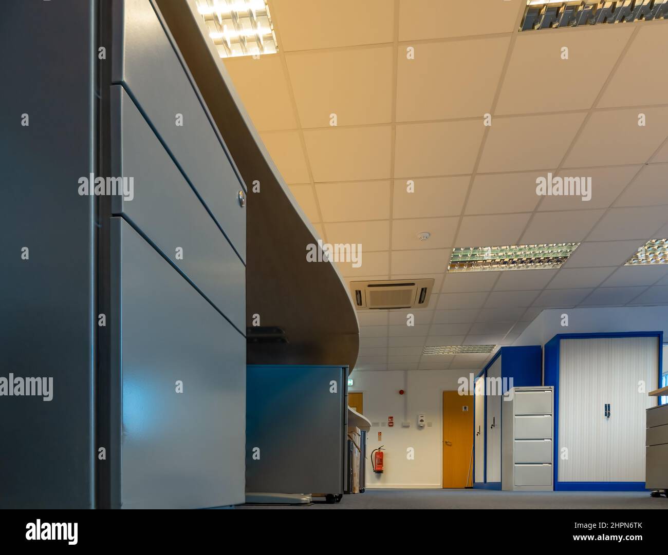 Deserted office hi-res stock photography and images - Alamy
