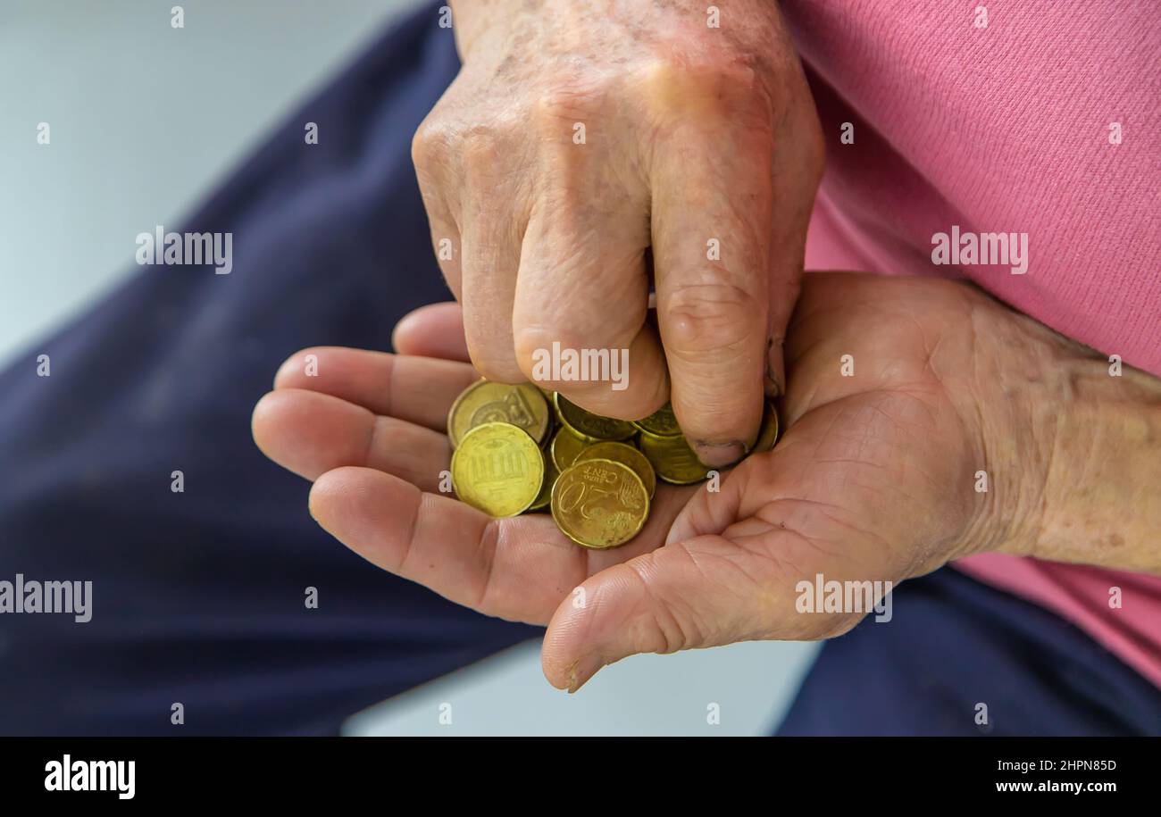 An old woman counts small money. Selective focus Stock Photo - Alamy