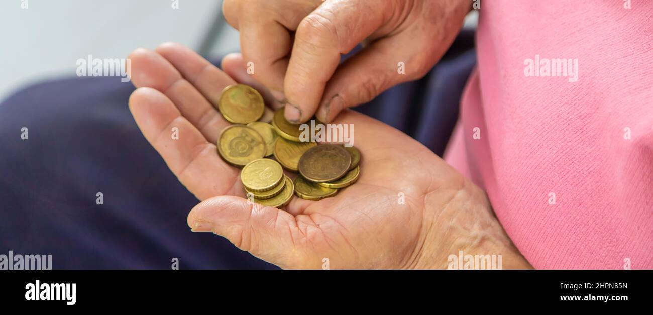 An old woman counts small money. Selective focus Stock Photo - Alamy
