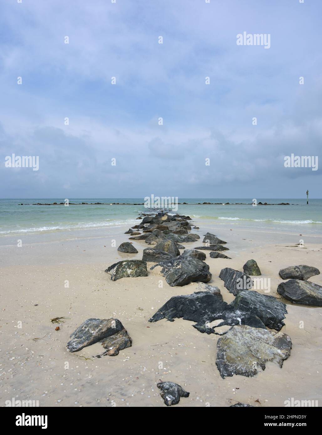 Dark beach rocks hi-res stock photography and images - Alamy