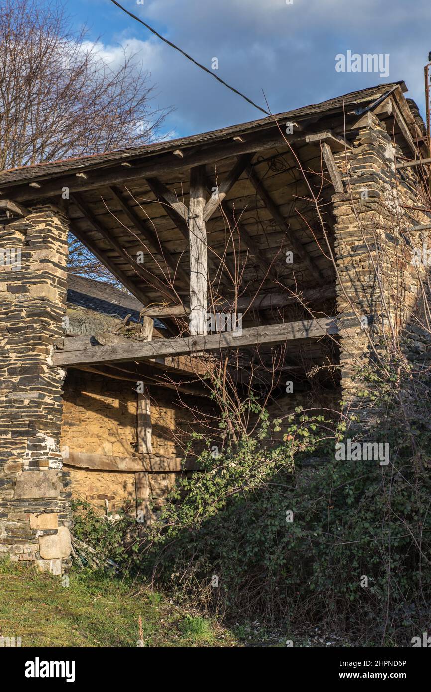 Le Bardoux - Ancien bâtiment agricole Stock Photo - Alamy