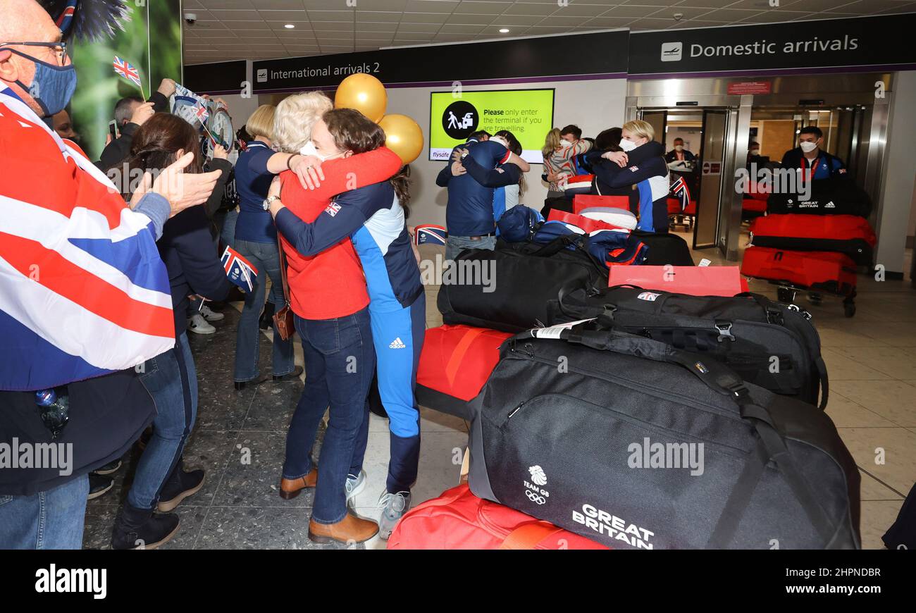 Great Britain's Jennifer Dodds meets up with her family at Edinburgh ...
