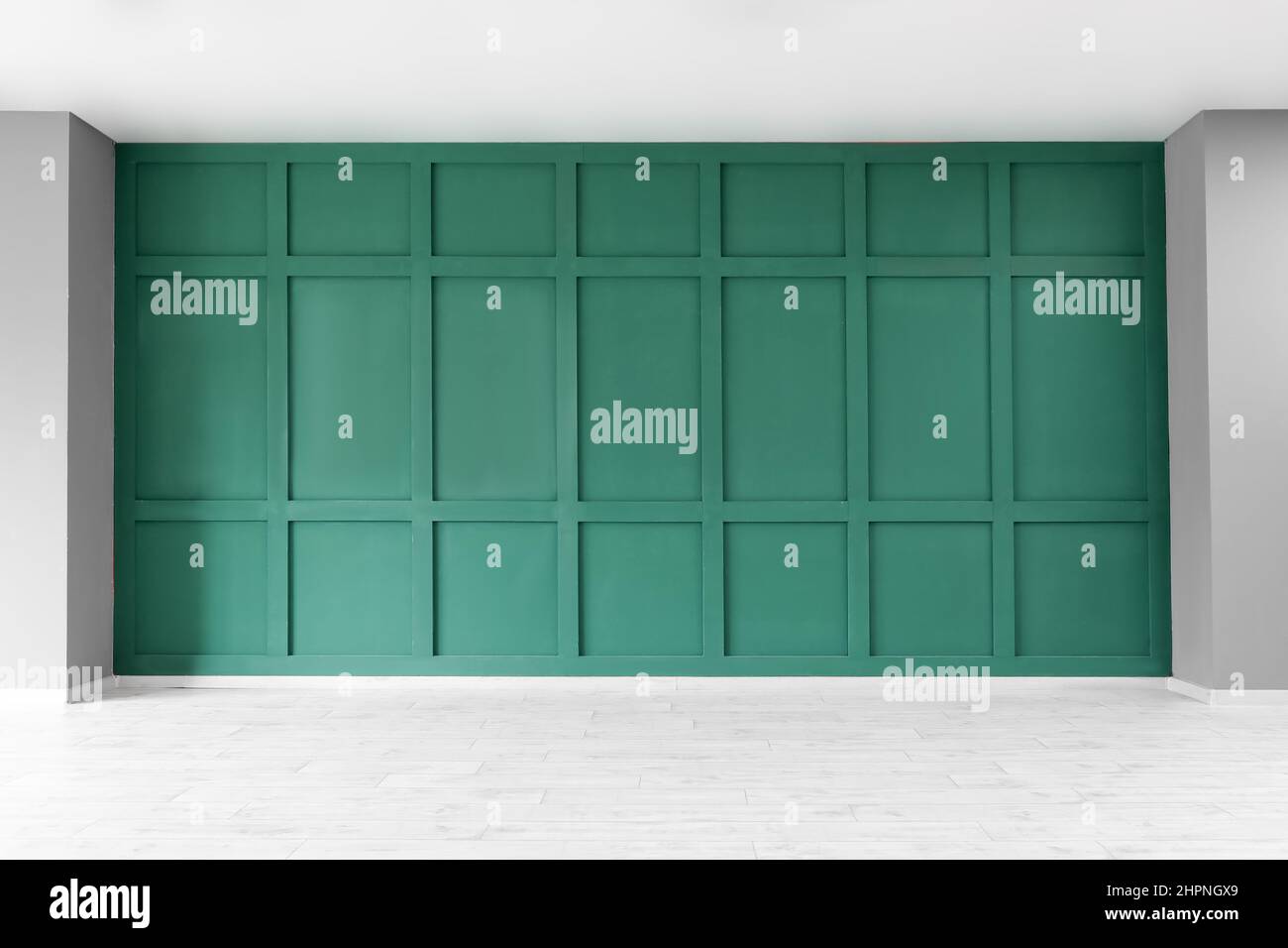 View of green wall in empty room Stock Photo - Alamy
