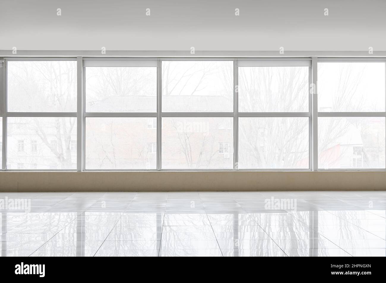 View of big light empty room with windows Stock Photo - Alamy