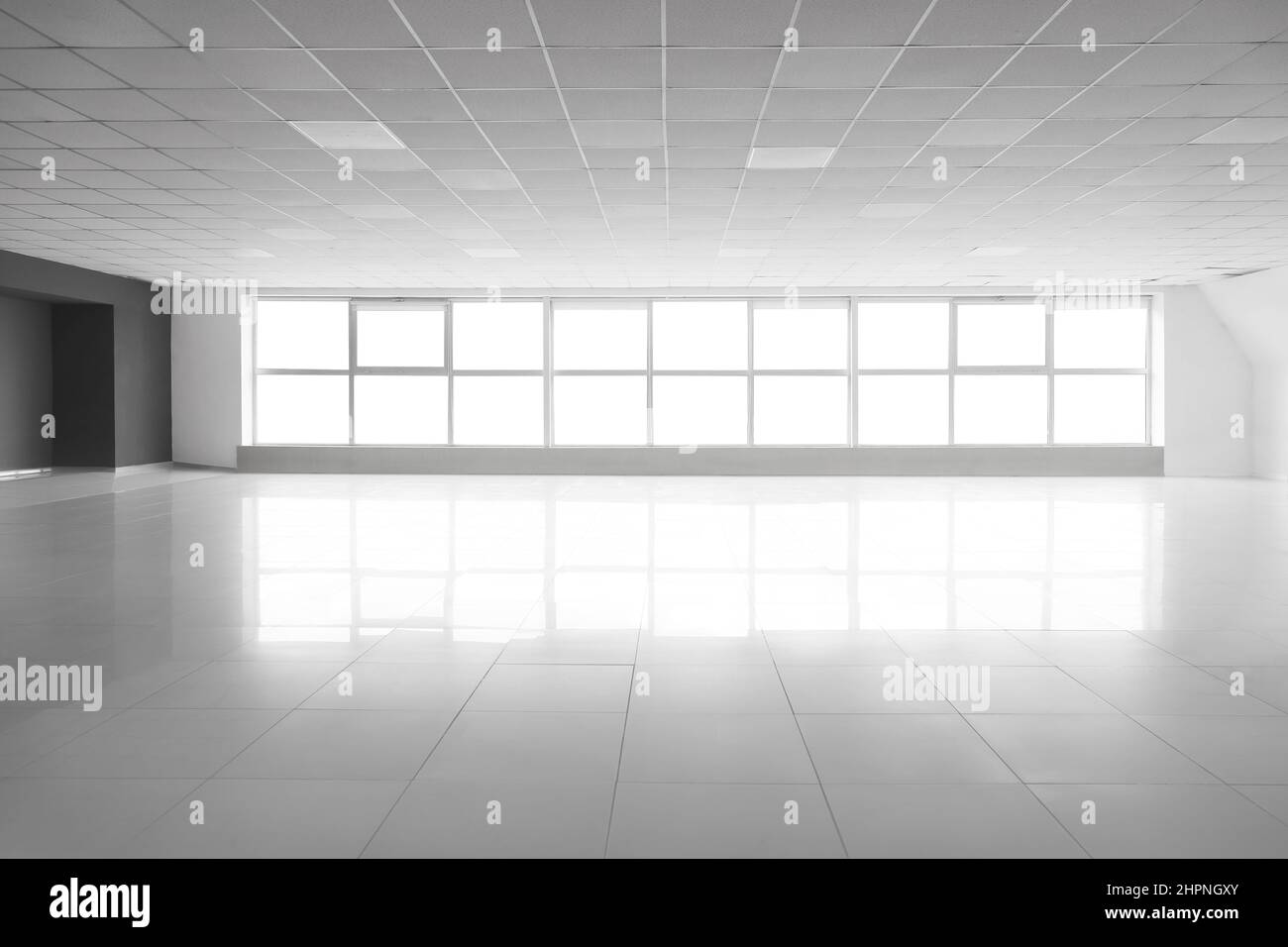 View of big light empty room with windows Stock Photo - Alamy