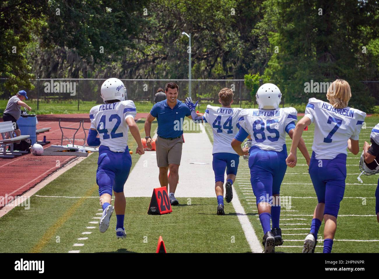 HOME TEAM, Taylor Lautner (blue shirt), 2022. ph: Scott Yamano ...