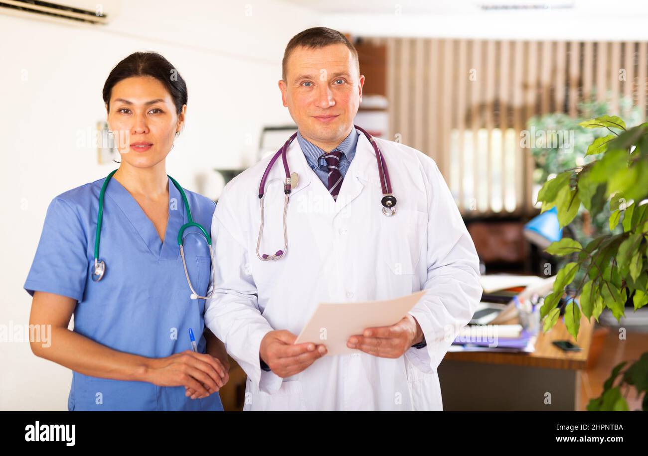 Two doctors checking patient papers in clinic Stock Photo - Alamy