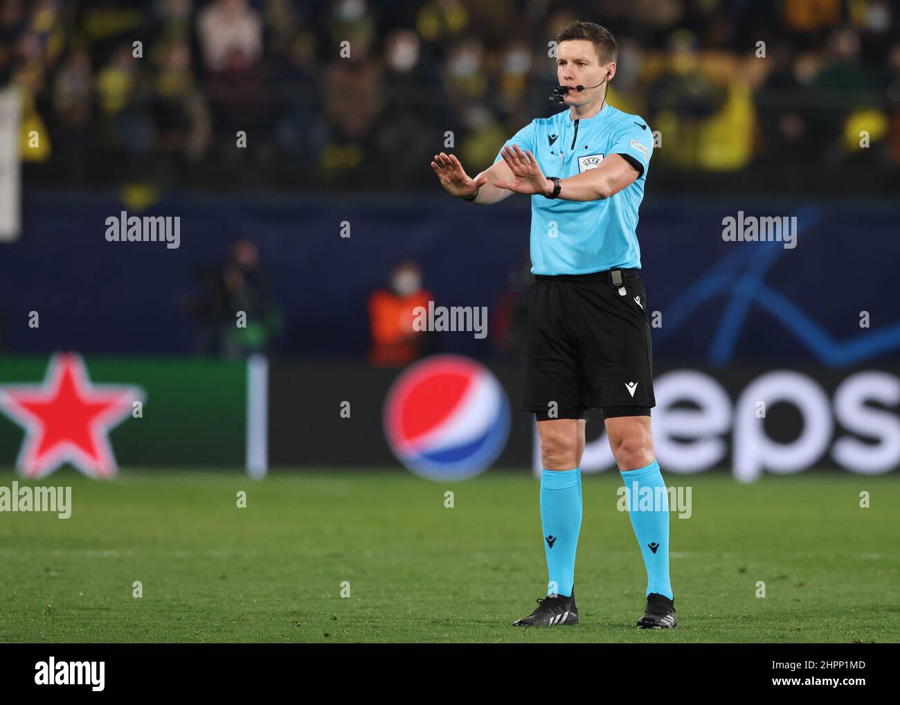 Referee daniel siebert hi-res stock photography and images - Alamy