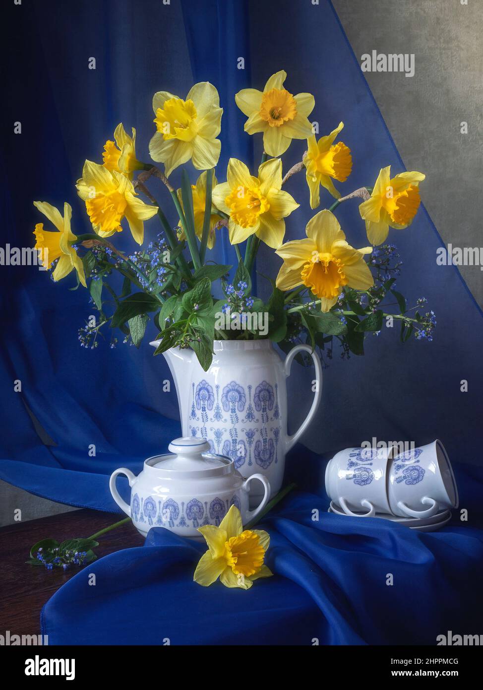 Still life with bouquet of yellow daffodils on a tea table Stock Photo ...